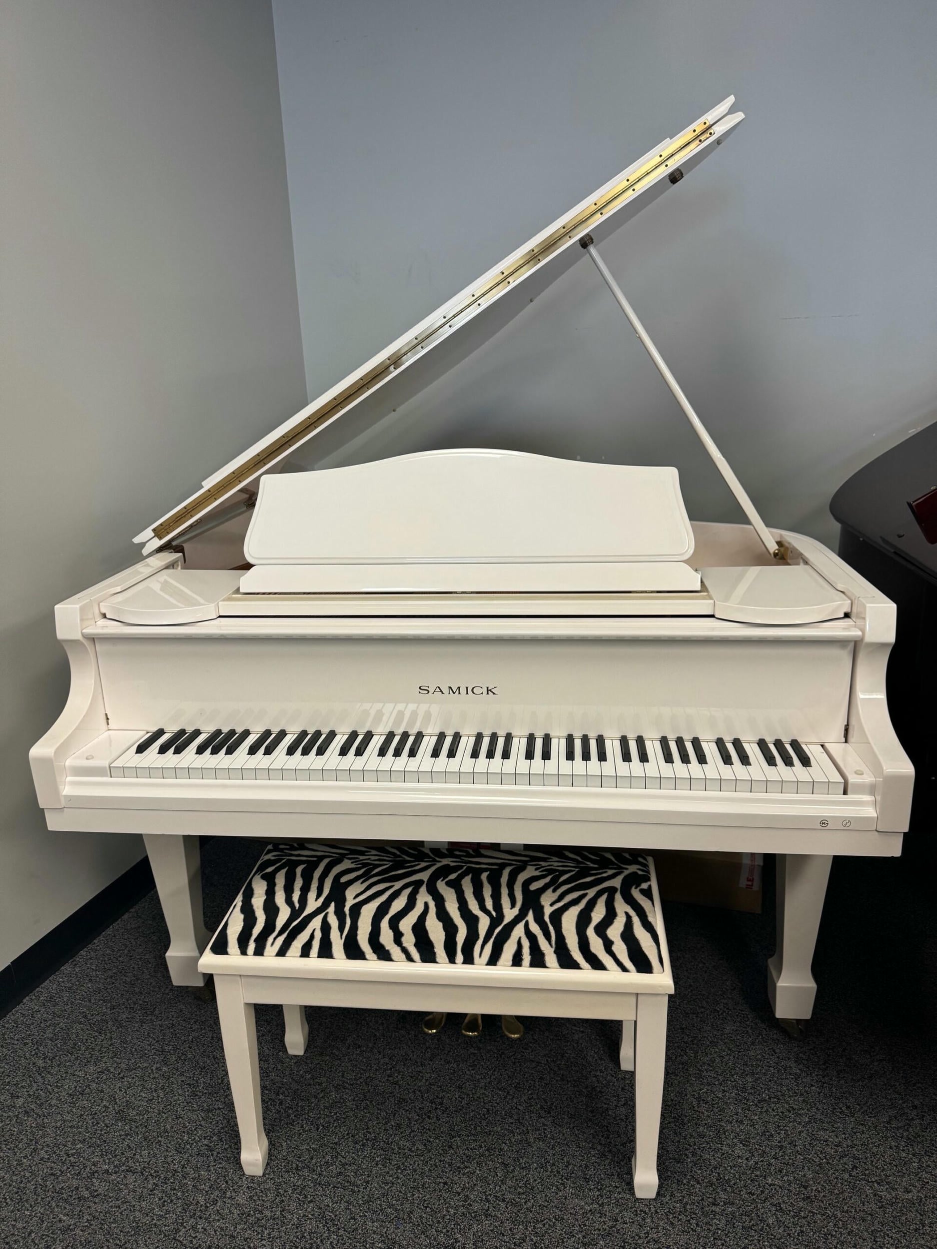 White Samick SG-150 | Used Pianos in Cleveland | Solich Piano